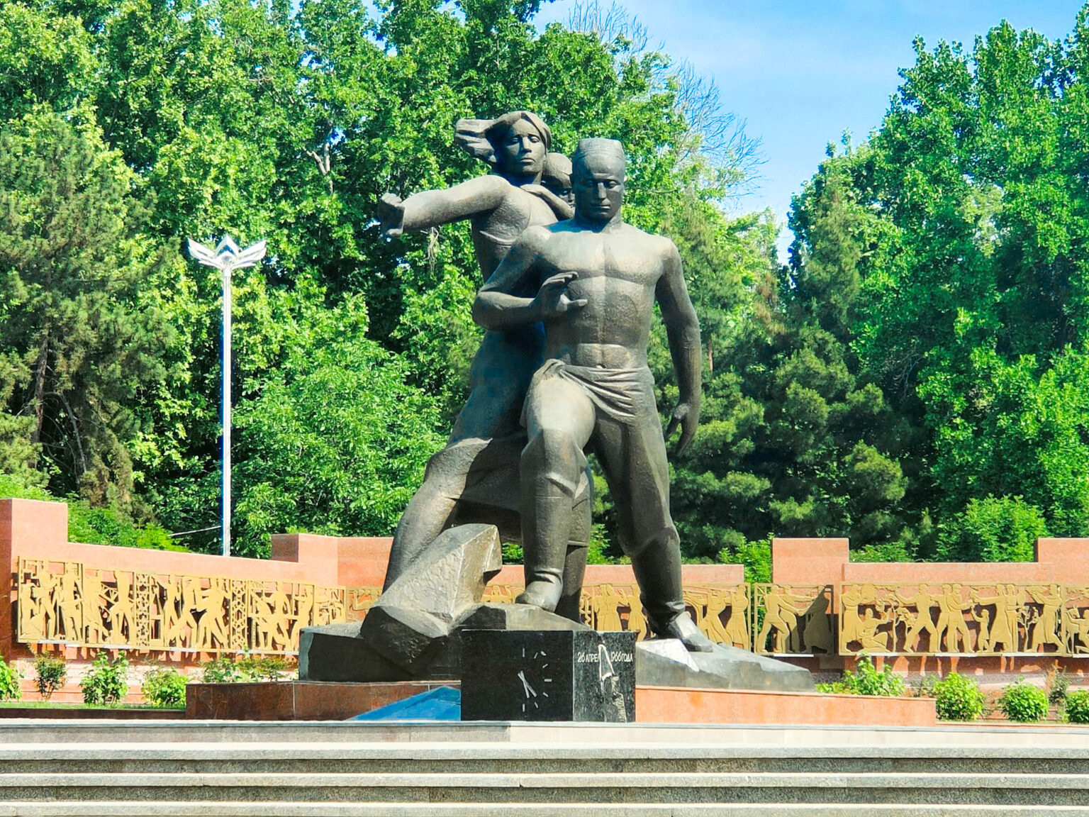 monumento coraggio tashkent-2 - Mini Me Explorer